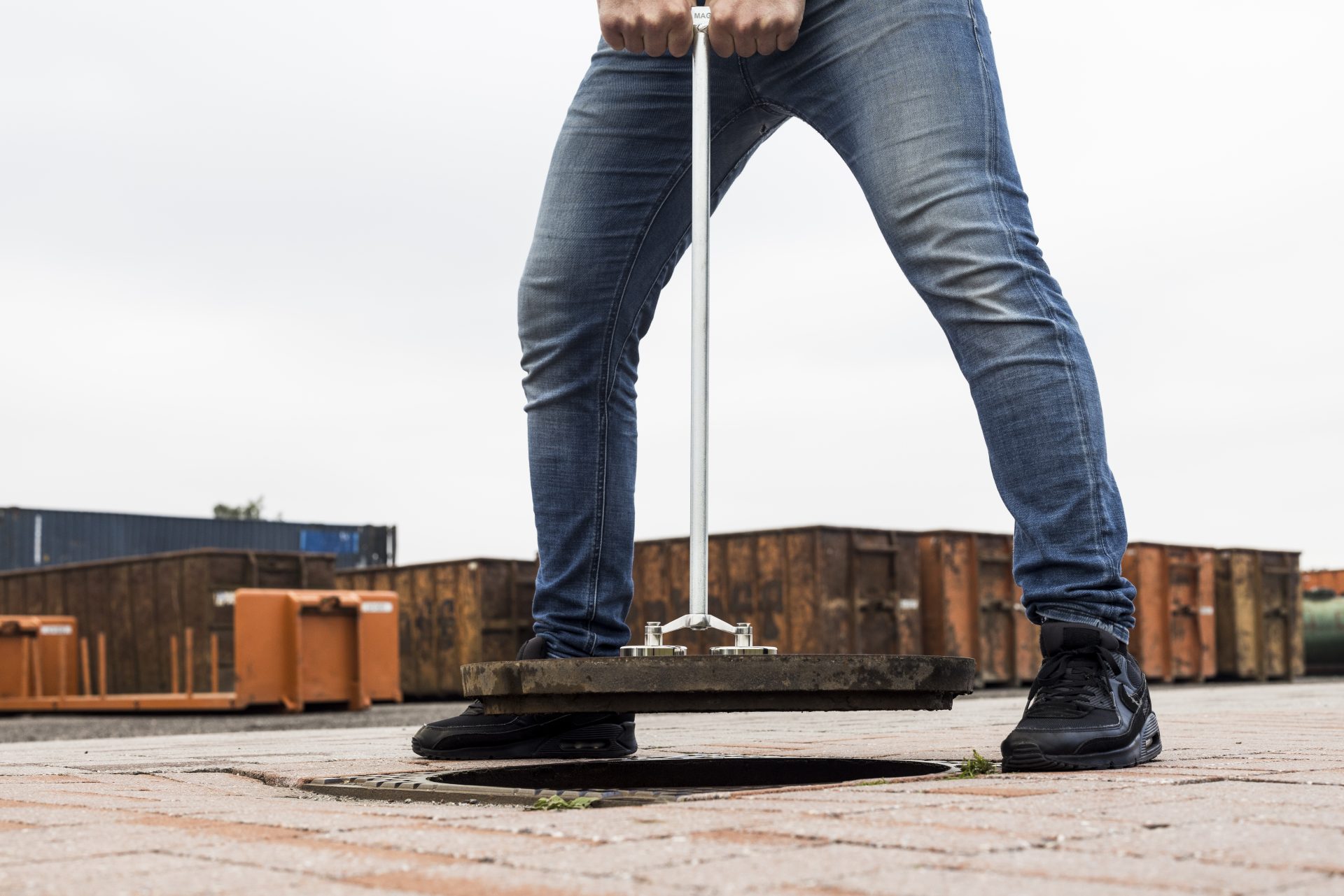 Magnetic Manhole Cover lifter with hammer - Magnetar THOR