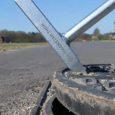 Magnetic Manhole Cover lifter with hammer - Magnetar THOR